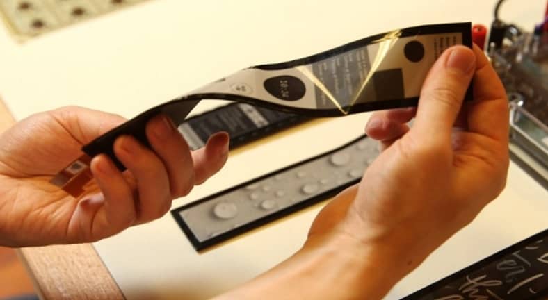 The wearable Wove Band hands-on: Best world's first flexible display so ...